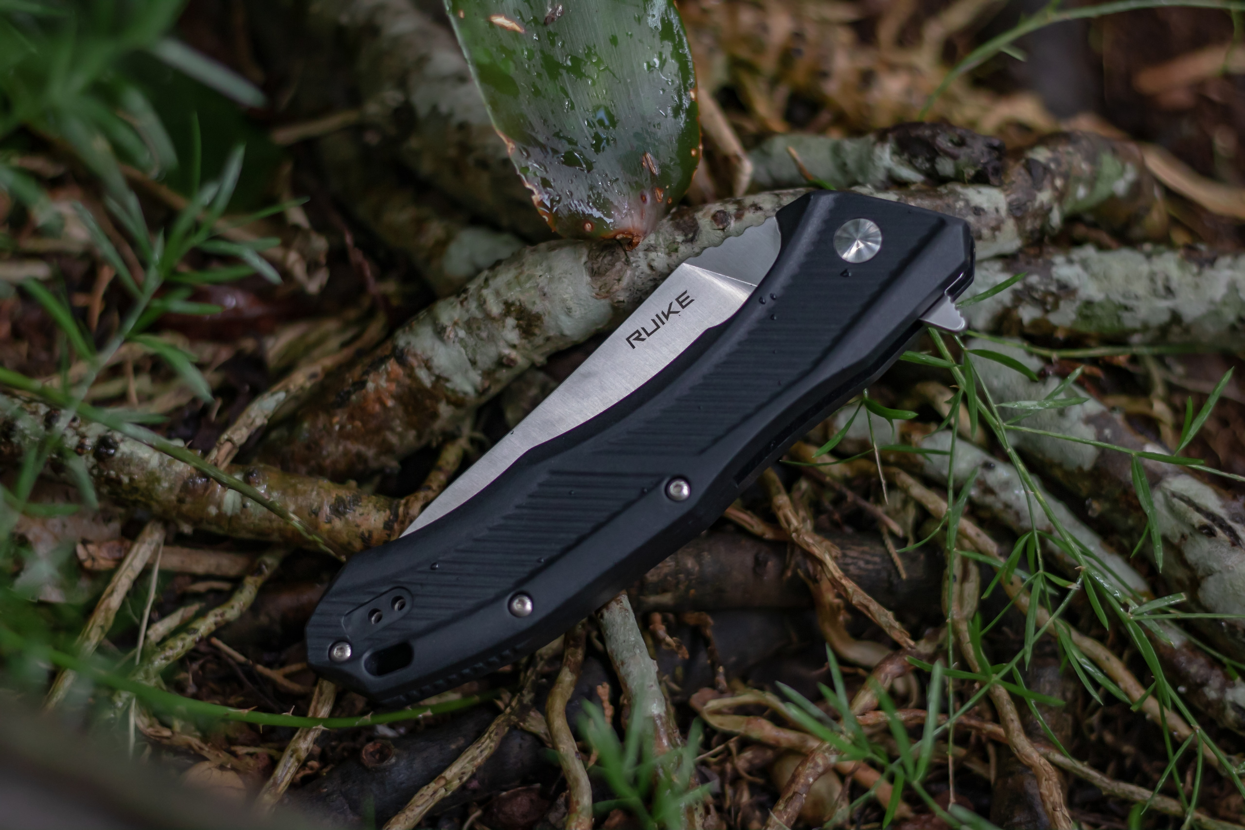 Essential Features of Camping Knives for Survival - Ruike
